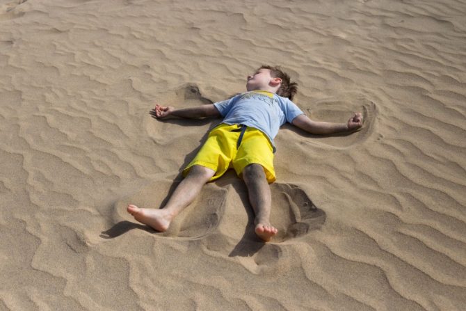 30 Beach Activities and Games for Endless Fun - PLAYTIVITIES